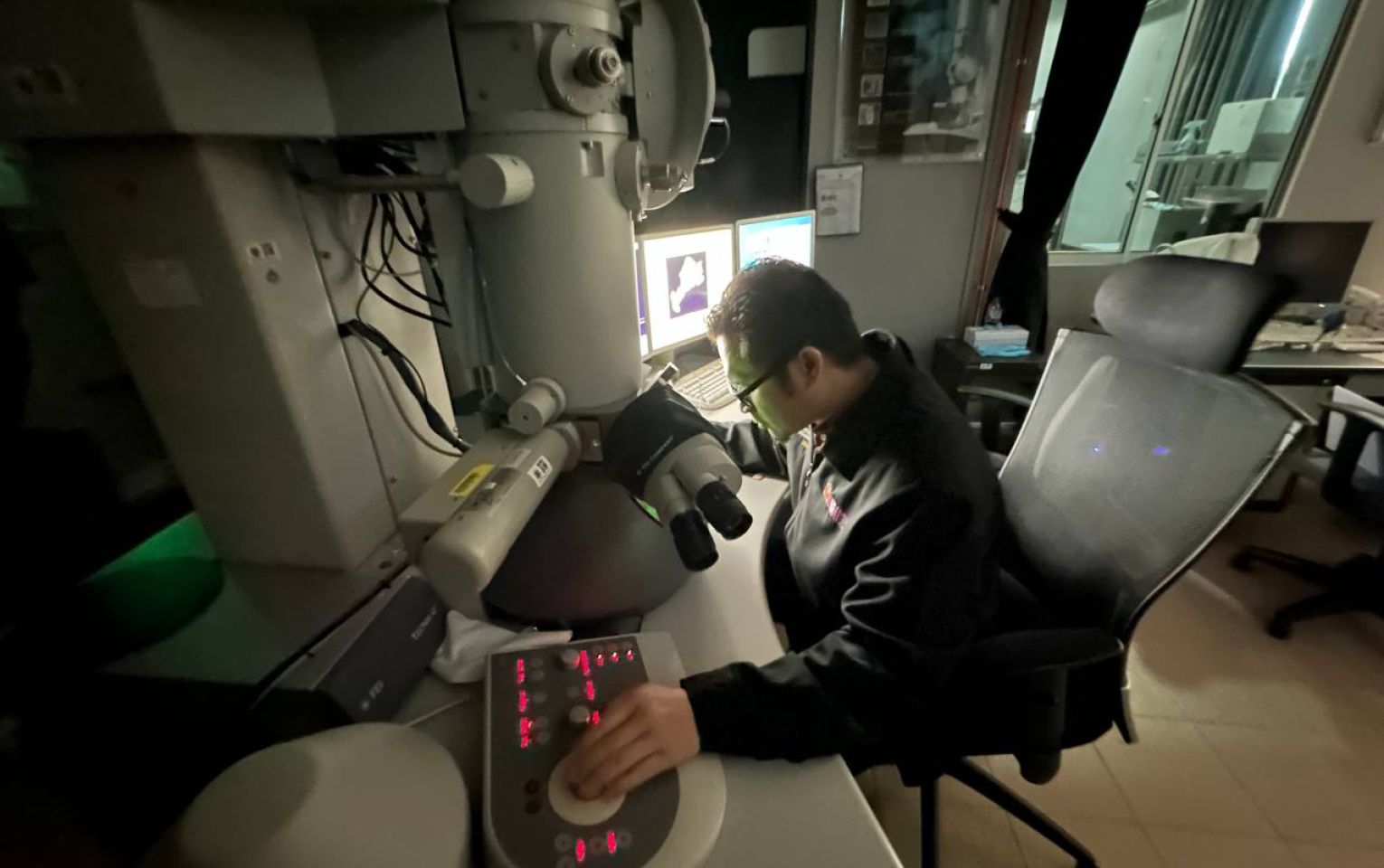 Pusat Penyelidikan Sains & Kejuruteraan - HRTEM-High Resolution Transmission Electron Microscope